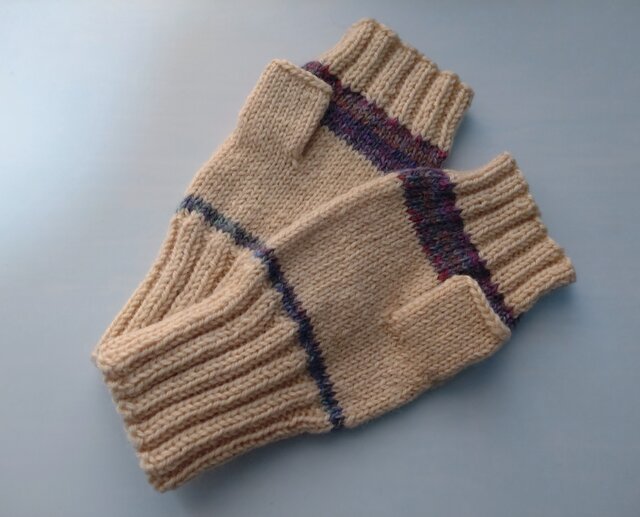 単色糸と段染め糸の切り替えハンドウォーマー ライトベージュ | iichi 日々の暮らしを心地よくするハンドメイドやアンティークのマーケットプレイス