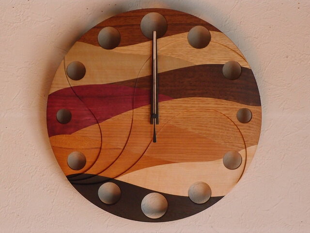 無垢の木の電波掛け時計 ウェーブ 0022 | iichi 日々の暮らしを心地よくするハンドメイドやアンティークのマーケットプレイス