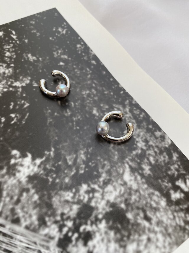 片耳アコヤパールイヤーカフウェアリングSimple earrings 16mm ナチュラルグレー | iichi 日々の暮らしを心地よくするハンドメイドやアンティークのマーケットプレイス