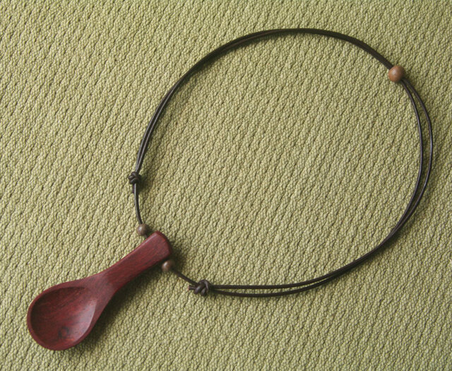 アイアンウッドの小さじ1/2ネックレス(アマゾンジャラ) ※在庫品現品かぎり! | iichi 日々の暮らしを心地よくするハンドメイドやアンティークのマーケットプレイス