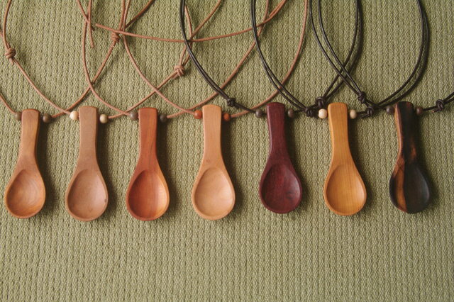 アイアンウッドの小さじ1/2ネックレス(アマゾンジャラ) ※在庫品現品かぎり! | iichi 日々の暮らしを心地よくするハンドメイドやアンティークのマーケットプレイス