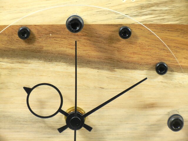 犬形時計 トイプードルsmall No.2【木製（アカシア集成材）】（置き・掛け兼用） | iichi 日々の暮らしを心地よくするハンドメイドやアンティークのマーケットプレイス