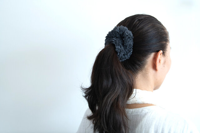 【榊染め】コットンファー生地 Bigシュシュ | iichi 日々の暮らしを心地よくするハンドメイドやアンティークのマーケットプレイス