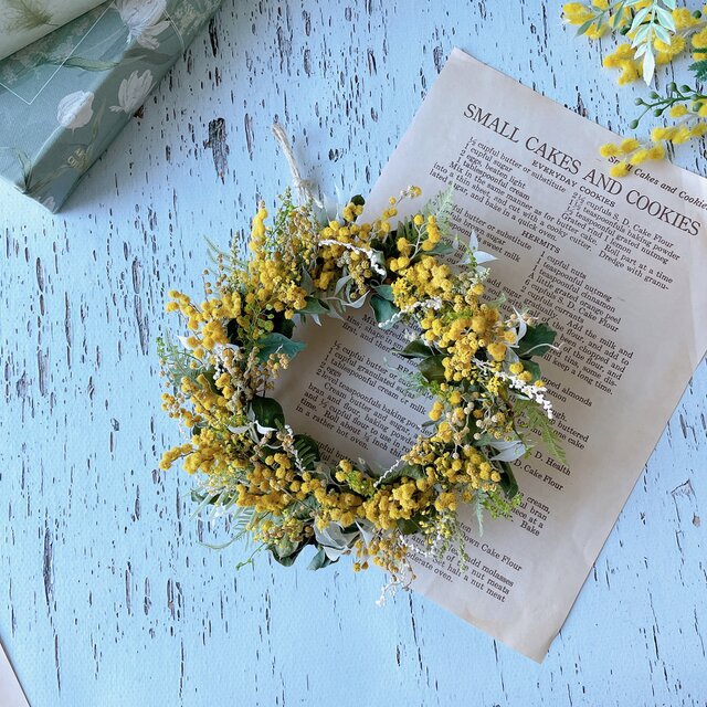 春をよぶミモザリース（直径約16cm） /BOX付き/プリザーブドフラワー/ドライフラワー/誕生日/ギフト | iichi 日々の暮らしを心地よくするハンドメイドやアンティークのマーケットプレイス