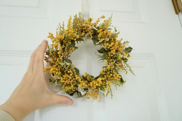 春をよぶミモザリース（直径約16cm） /BOX付き/プリザーブドフラワー/ドライフラワー/誕生日/ギフト | iichi 日々の暮らしを心地よくするハンドメイドやアンティークのマーケットプレイス