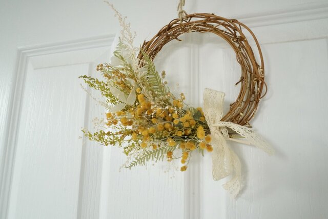 春待ちミモザのハーフリース（直径約16cm） /BOX付き/プリザーブドフラワー/ドライフラワー/誕生日/ギフト | iichi 日々の暮らしを心地よくするハンドメイドやアンティークの ...