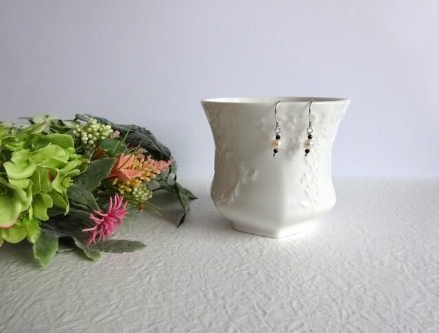 キラリオニキスとパールのピアスS1 | iichi 日々の暮らしを心地よくするハンドメイドやアンティークのマーケットプレイス