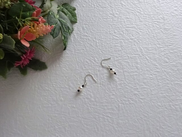 キラリオニキスとパールのピアスS1 | iichi 日々の暮らしを心地よくするハンドメイドやアンティークのマーケットプレイス