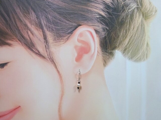 キラリオニキスとパールのピアスS1 | iichi 日々の暮らしを心地よくするハンドメイドやアンティークのマーケットプレイス