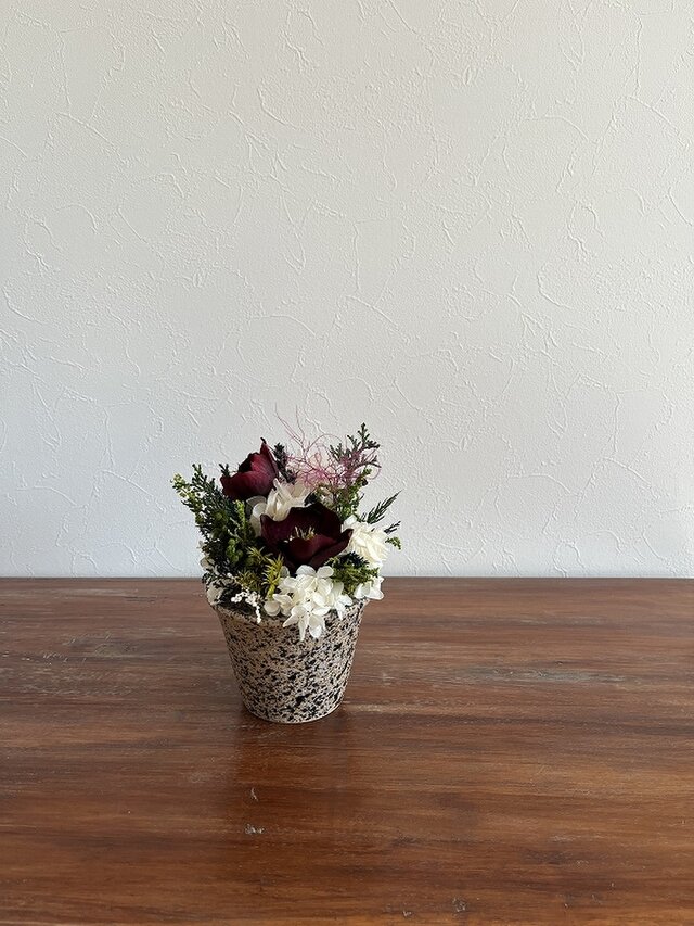 【クリスマスローズの咲く庭】 SS バーガンディ | iichi 日々の暮らしを心地よくするハンドメイドやアンティークのマーケットプレイス