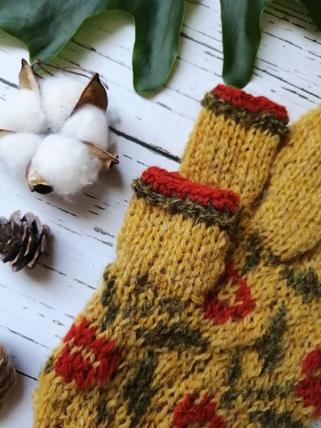 辛子色と赤の花の編み込み模様スマホ対応5本指手袋 | iichi 日々の暮らしを心地よくするハンドメイドやアンティークのマーケットプレイス