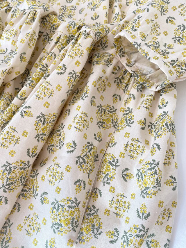 ナチュラルミモザのリース＊春の花柄 長袖ワンピース＊国産コットン100％＊綿＊生成り | iichi 日々の暮らしを心地よくするハンドメイドやアンティークのマーケットプレイス