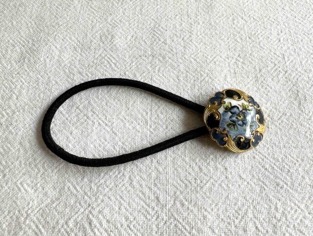 フランスアンティークヘアゴム／エマイユ花ボタン（AFB-190) | iichi 日々の暮らしを心地よくするハンドメイドやアンティークのマーケットプレイス