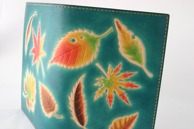 手染め手縫い革の文庫本カバー 落ち葉 | iichi 日々の暮らしを心地よくするハンドメイドやアンティークのマーケットプレイス