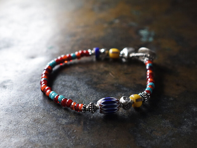 ブルー＆ターコイズブルーシェブロンビーズとイエローカンネ、カレンシルバー、血赤＆金赤ホワイトハーツのブレス | iichi 日々の暮らしを心地よくするハンドメイドやアンティークのマーケットプレイス