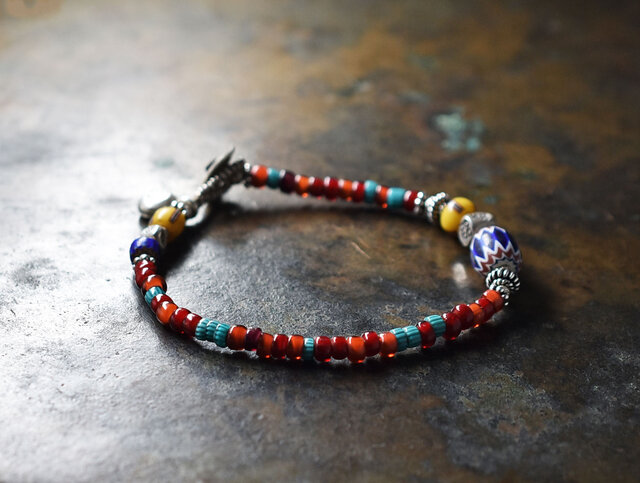 ブルー＆ターコイズブルーシェブロンビーズとイエローカンネ、カレンシルバー、血赤＆金赤ホワイトハーツのブレス | iichi 日々の暮らしを心地よくするハンドメイドやアンティークのマーケットプレイス