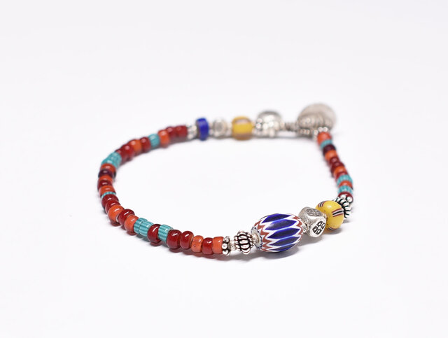 ブルー＆ターコイズブルーシェブロンビーズとイエローカンネ、カレンシルバー、血赤＆金赤ホワイトハーツのブレス | iichi 日々の暮らしを心地よくするハンドメイドやアンティークのマーケットプレイス