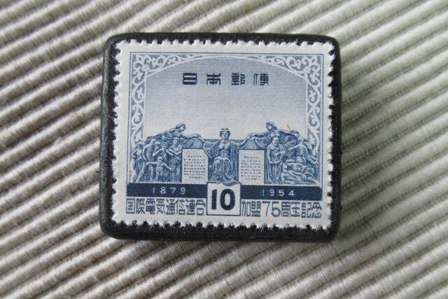 日本 国際通信連合切手ブローチ9227 | iichi 日々の暮らしを心地よくするハンドメイドやアンティークのマーケットプレイス