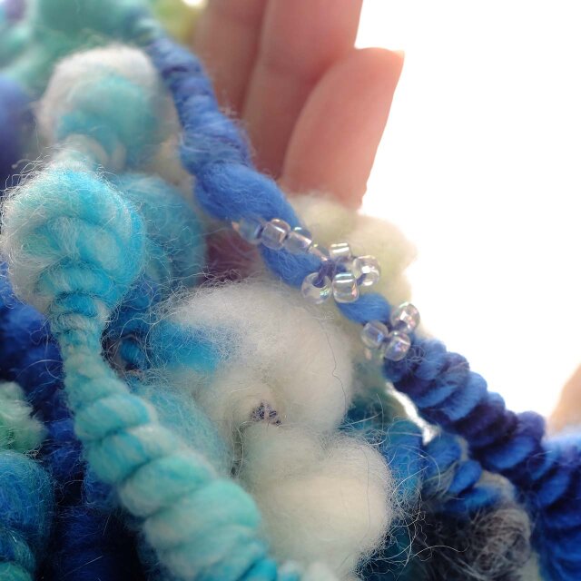 手紡ぎ糸｜バブル｜80g/8m | iichi 日々の暮らしを心地よくするハンドメイドやアンティークのマーケットプレイス