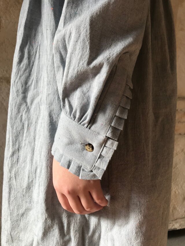 ネップミックスダンガリー フリルワンピース（ウエスト切替無し) Blue grey White MUSHA | iichi 日々の暮らしを心地よくするハンドメイドやアンティークのマーケットプレイス