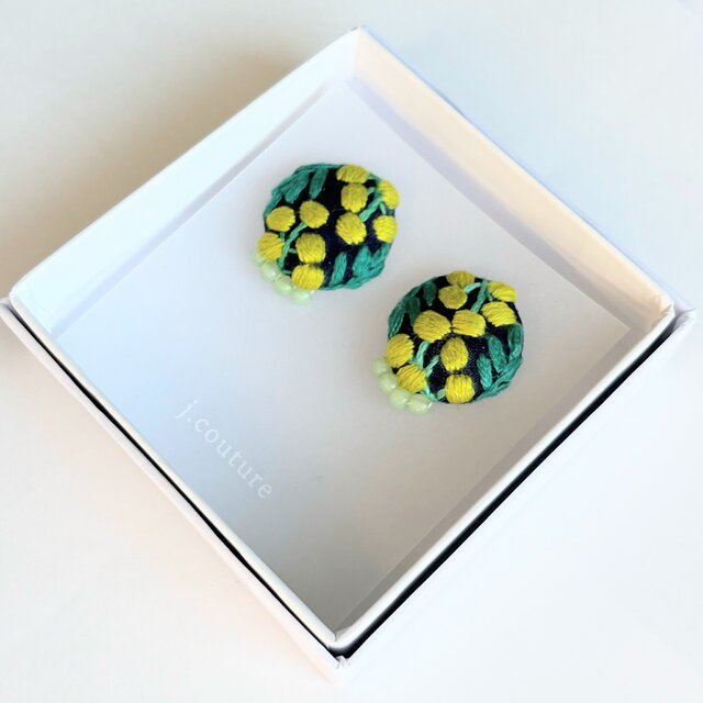 ミモザの刺繍ピアス(botanical）#225 | iichi 日々の暮らしを心地よくするハンドメイドやアンティークのマーケットプレイス
