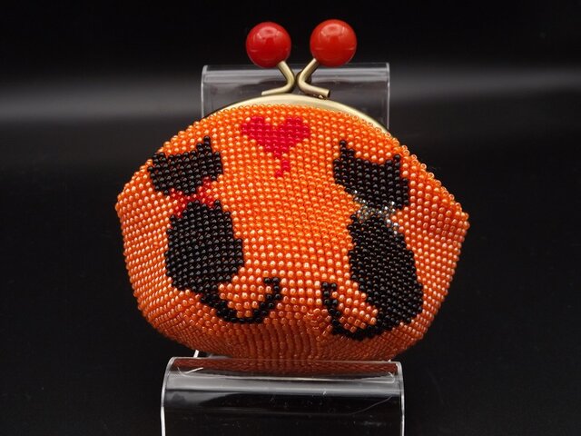 受注製作・猫柄ビーズ編み中型ポーチ | iichi 日々の暮らしを心地よくするハンドメイドやアンティークのマーケットプレイス