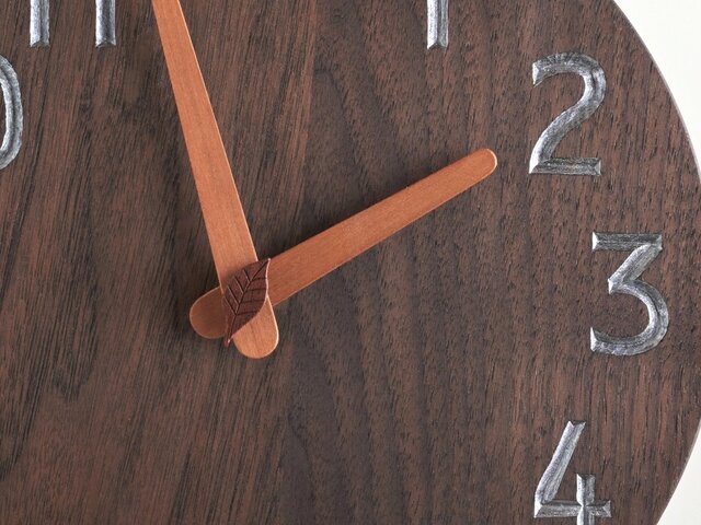 葉っぱ 直径23cm 掛け時計 ｳｫｰﾙﾅｯﾄ【2408】 | iichi 日々の暮らしを心地よくするハンドメイドやアンティークのマーケットプレイス