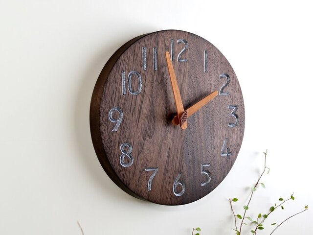 葉っぱ 直径23cm 掛け時計 ｳｫｰﾙﾅｯﾄ【2408】 | iichi 日々の暮らしを心地よくするハンドメイドやアンティークのマーケットプレイス