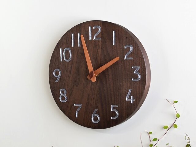 葉っぱ 直径23cm 掛け時計 ｳｫｰﾙﾅｯﾄ【2408】 | iichi 日々の暮らしを心地よくするハンドメイドやアンティークのマーケットプレイス