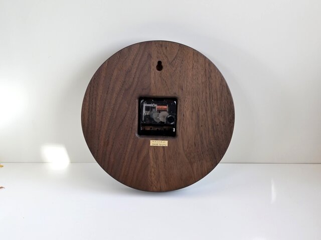 葉っぱ 直径23cm 掛け時計 ｳｫｰﾙﾅｯﾄ【2408】 | iichi 日々の暮らしを心地よくするハンドメイドやアンティークのマーケットプレイス