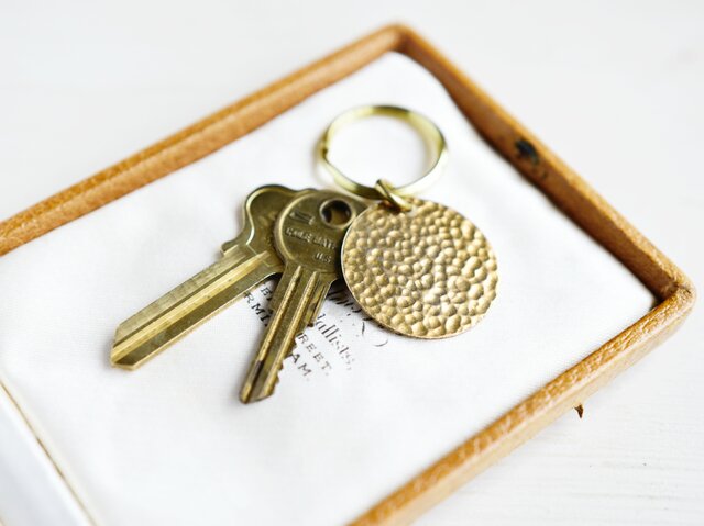 イニシャル刻印OP有【キーホルダー】満月のお月様・ヴィンテージな真鍮の槌目 | iichi 日々の暮らしを心地よくするハンドメイドやアンティークのマーケットプレイス