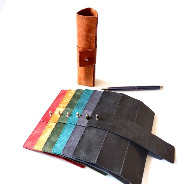 極薄革のロールペンケース ダークグリーン マヤベリーversion | iichi 日々の暮らしを心地よくするハンドメイドやアンティークのマーケットプレイス