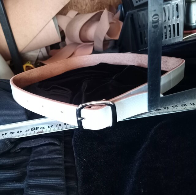 ホワイトレザー24mmまたは29mm幅 本革ベルト 120cmから70cmサイズ調整無料 メンズレディース両用 | iichi 日々の暮らしを心地よくするハンドメイドやアンティークのマーケットプレイス