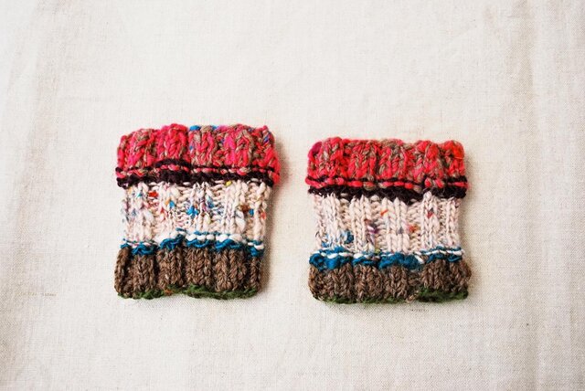 手つむぎ手編みのリストウォーマー 01 | iichi 日々の暮らしを心地よくするハンドメイドやアンティークのマーケットプレイス