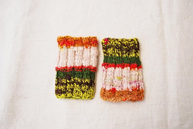 手つむぎ手編みリストウォーマー 02 | iichi 日々の暮らしを心地よくするハンドメイドやアンティークのマーケットプレイス