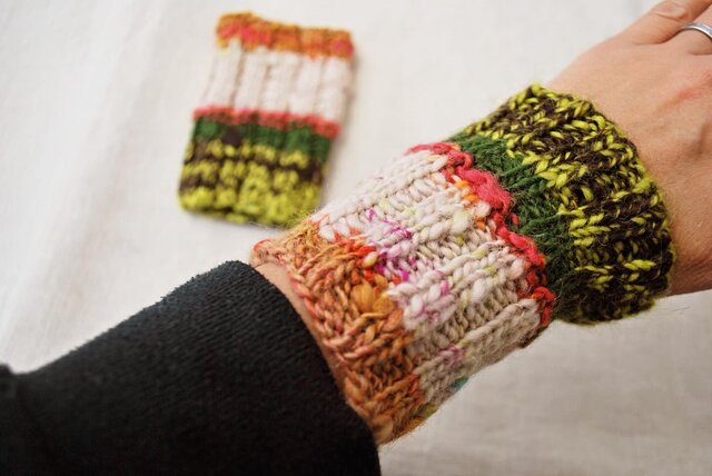 手つむぎ手編みリストウォーマー 02 | iichi 日々の暮らしを心地よくするハンドメイドやアンティークのマーケットプレイス