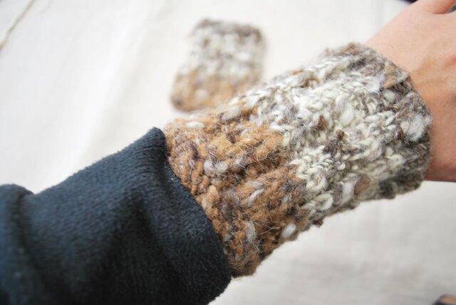 手つむぎ手編みリストウォーマー 03 | iichi 日々の暮らしを心地よくするハンドメイドやアンティークのマーケットプレイス