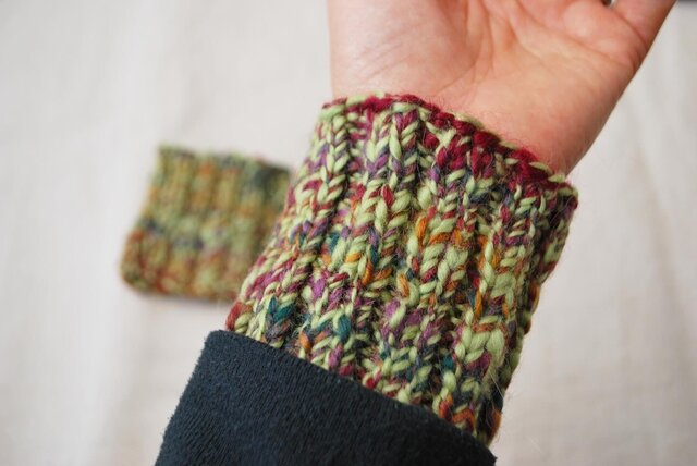 手つむぎ手編みリストウォーマー 04 | iichi 日々の暮らしを心地よくするハンドメイドやアンティークのマーケットプレイス