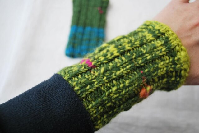 手つむぎ手編みリストウォーマー 05 | iichi 日々の暮らしを心地よくするハンドメイドやアンティークのマーケットプレイス