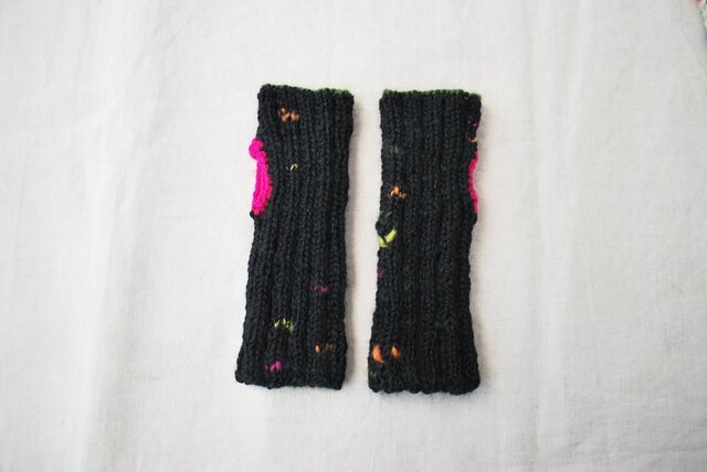 手つむぎ手編みアームウォーマー 01 | iichi 日々の暮らしを心地よくするハンドメイドやアンティークのマーケットプレイス