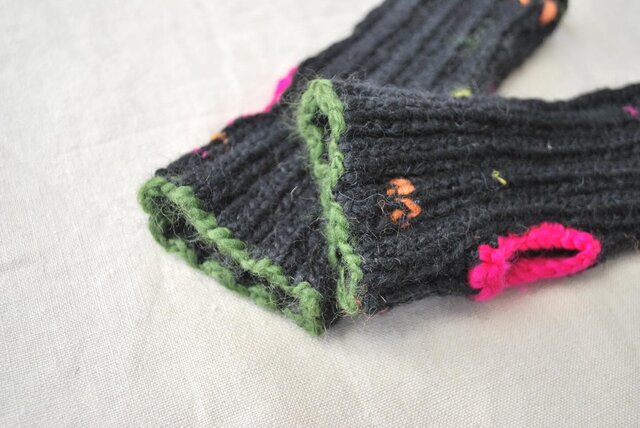 手つむぎ手編みアームウォーマー 01 | iichi 日々の暮らしを心地よくするハンドメイドやアンティークのマーケットプレイス