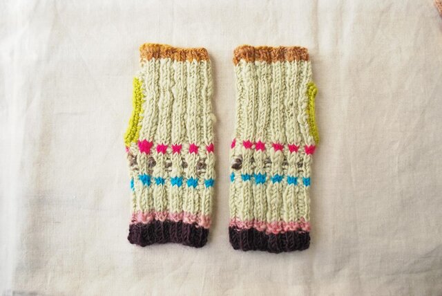 手つむぎ手編みアームウォーマー 02 | iichi 日々の暮らしを心地よくするハンドメイドやアンティークのマーケットプレイス