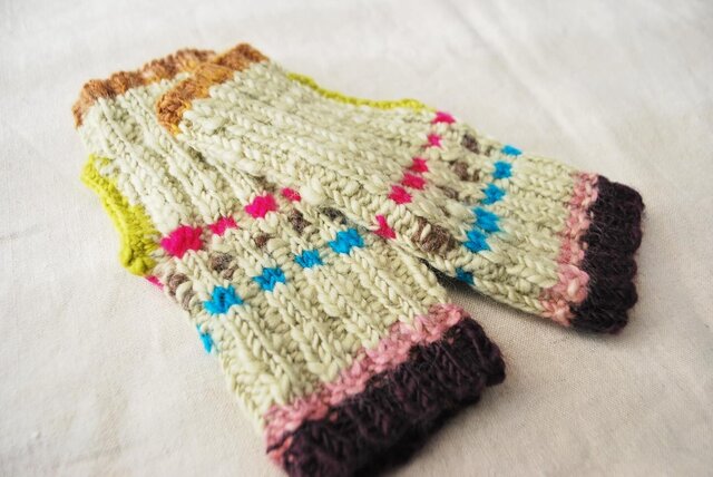 手つむぎ手編みアームウォーマー 02 | iichi 日々の暮らしを心地よくするハンドメイドやアンティークのマーケットプレイス