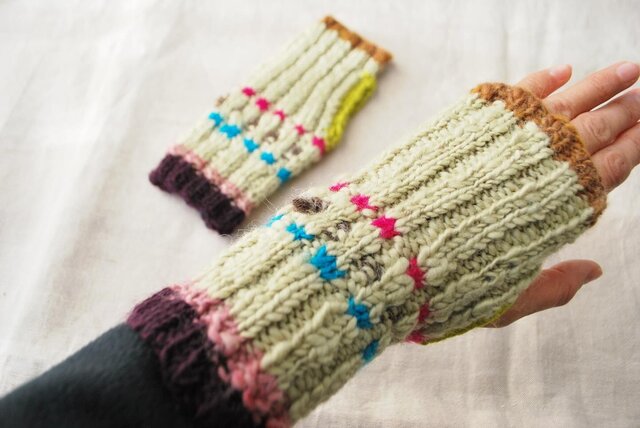 手つむぎ手編みアームウォーマー 02 | iichi 日々の暮らしを心地よくするハンドメイドやアンティークのマーケットプレイス