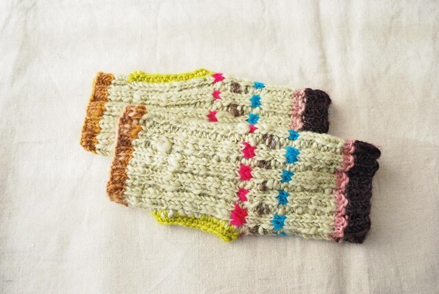 手つむぎ手編みアームウォーマー 02 | iichi 日々の暮らしを心地よくするハンドメイドやアンティークのマーケットプレイス