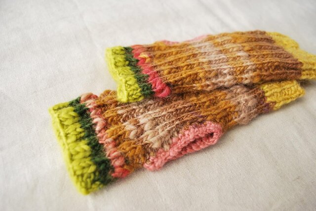 手つむぎ手編みアームウォーマー 03 | iichi 日々の暮らしを心地よくするハンドメイドやアンティークのマーケットプレイス