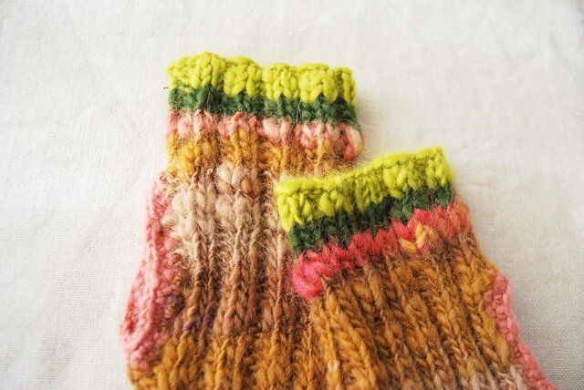 手つむぎ手編みアームウォーマー 03 | iichi 日々の暮らしを心地よくするハンドメイドやアンティークのマーケットプレイス