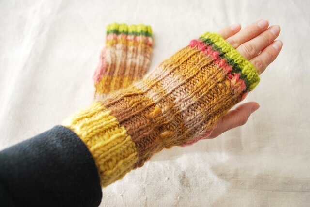 手つむぎ手編みアームウォーマー 03 | iichi 日々の暮らしを心地よくするハンドメイドやアンティークのマーケットプレイス