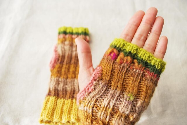 手つむぎ手編みアームウォーマー 03 | iichi 日々の暮らしを心地よくするハンドメイドやアンティークのマーケットプレイス