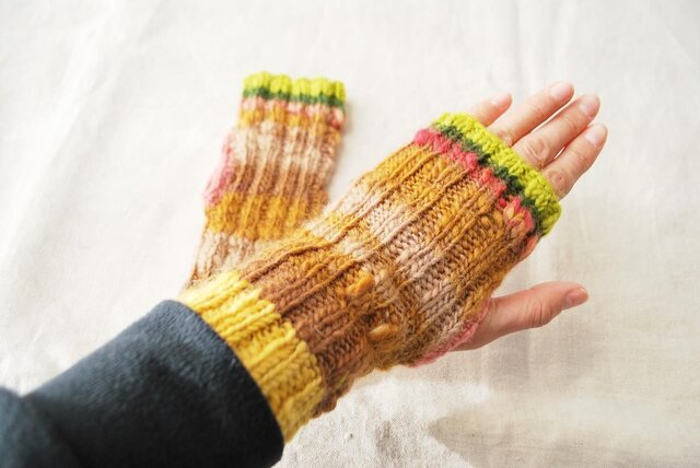 手つむぎ手編みアームウォーマー 03 | iichi 日々の暮らしを心地よくするハンドメイドやアンティークのマーケットプレイス